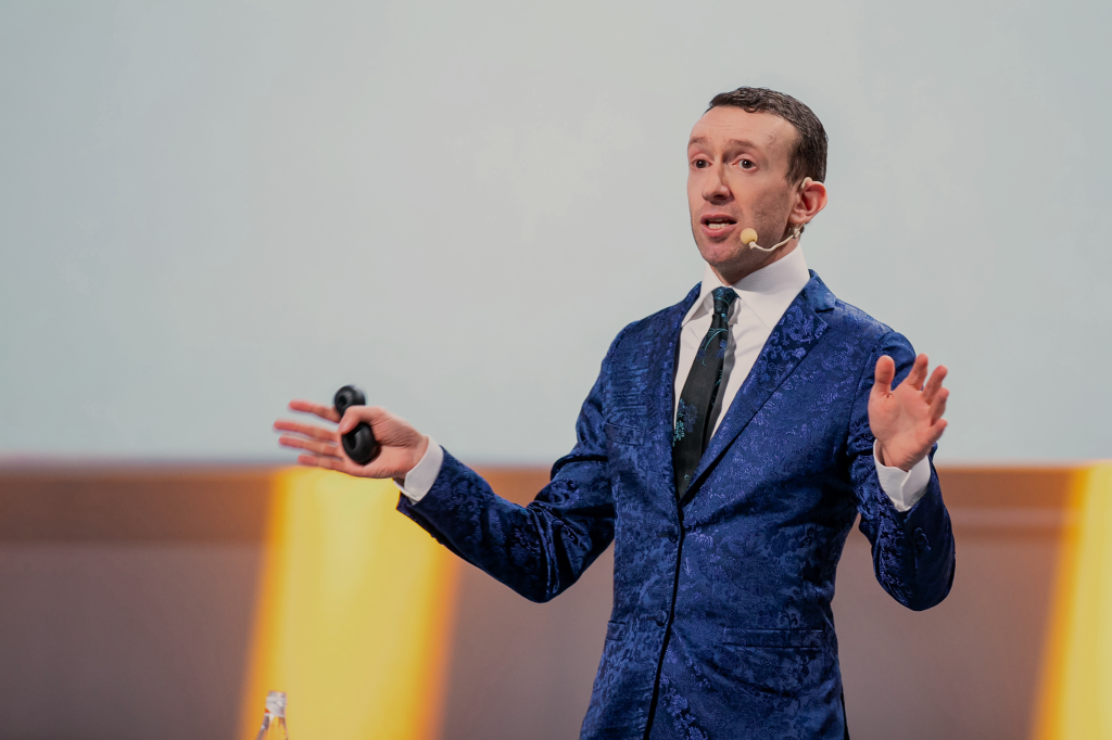 SHED SIMOVE SPEAKER BRAND MINDS - BRAND MINDS